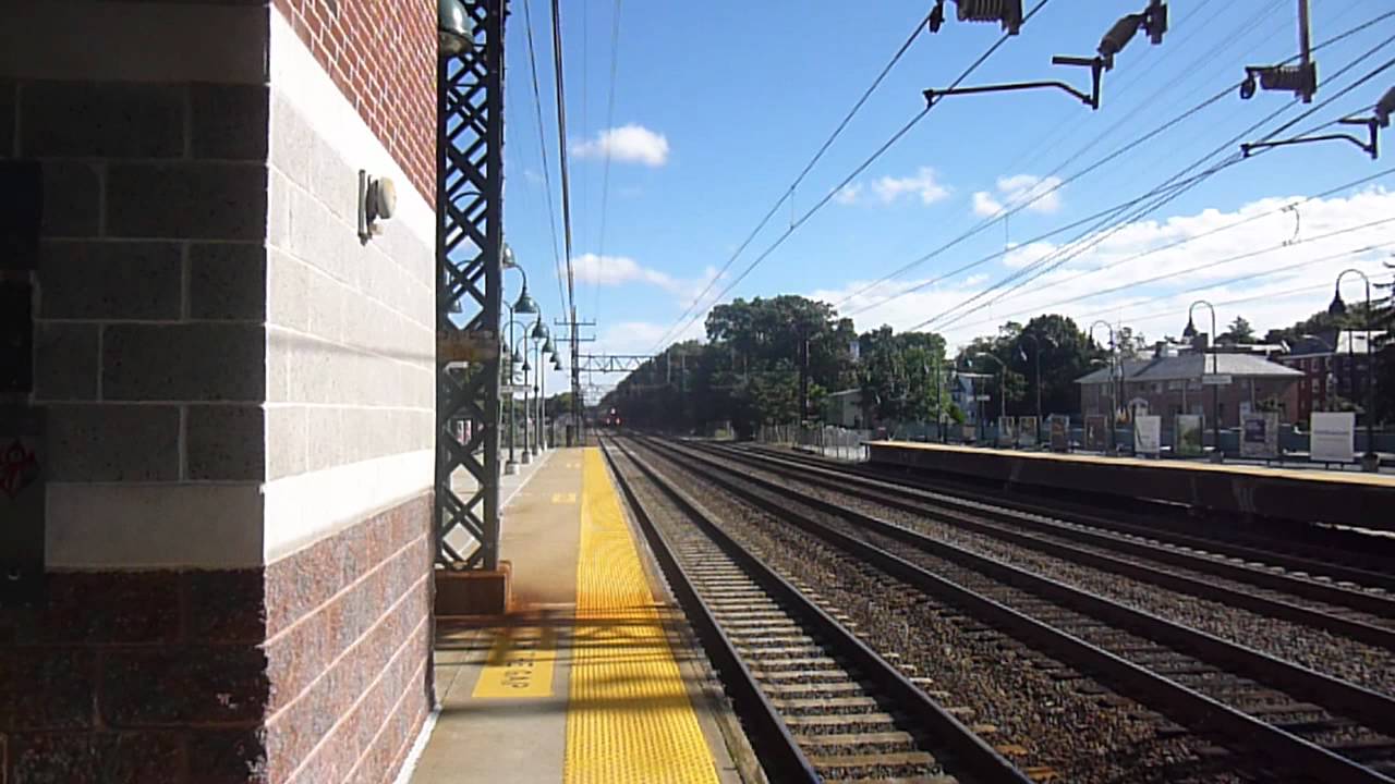 Metro North New Haven line Express Train #6517 in Larchmont - YouTube