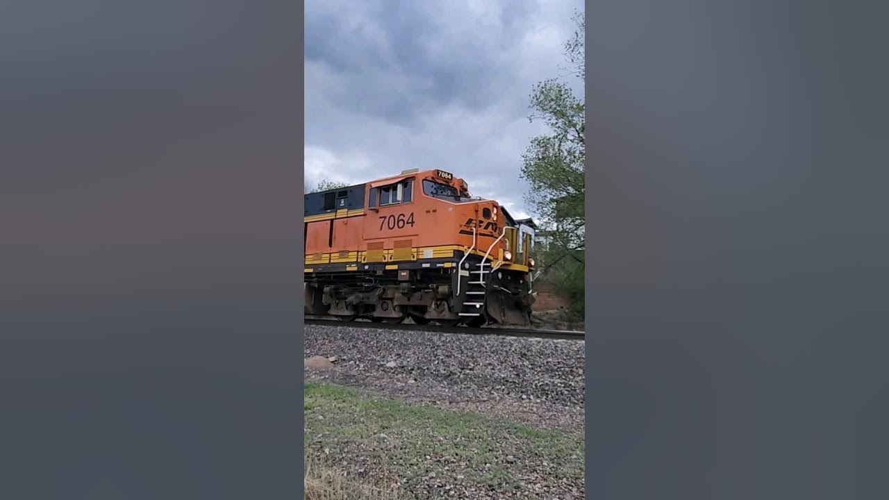 BNSF 7064 Leads a Northbound H-SLADEN With a small hornshow! - YouTube