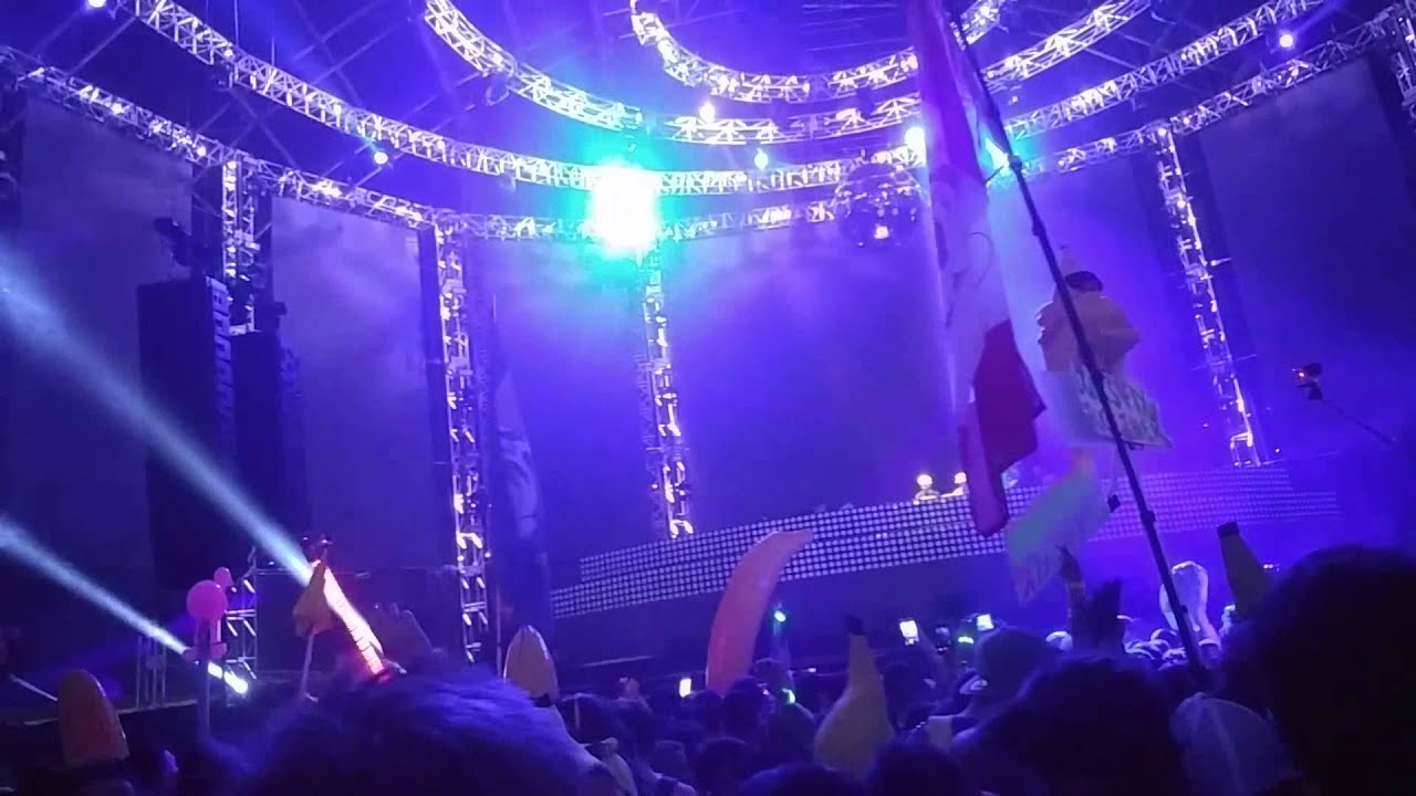 Edc 2015 Amine Edge And Dance Playing Drake Youtube