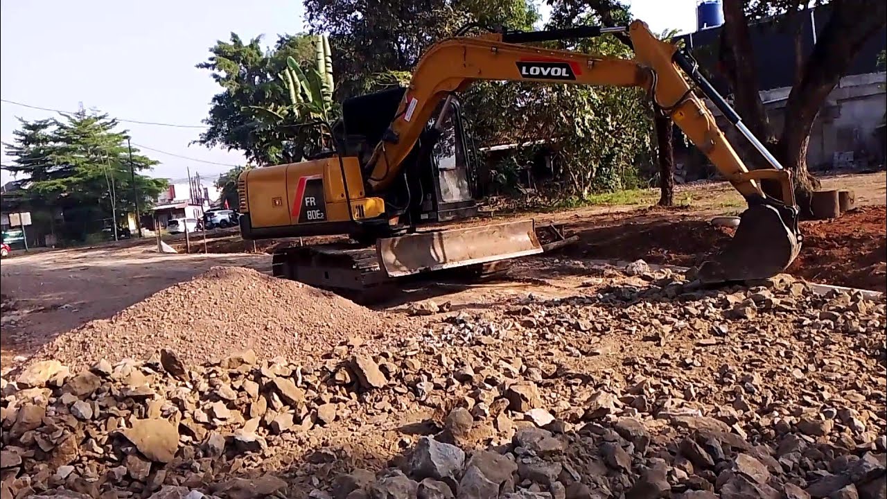 PENGERASAN JALAN DENGAN BESKOS DAN DIPADATKAN OLEH EXCAVATOR - YouTube