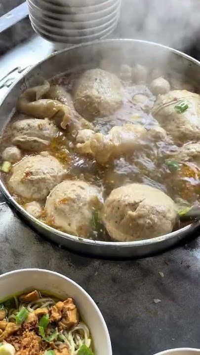 Baksonya dan mie ayam nya paling jawara ini - YouTube