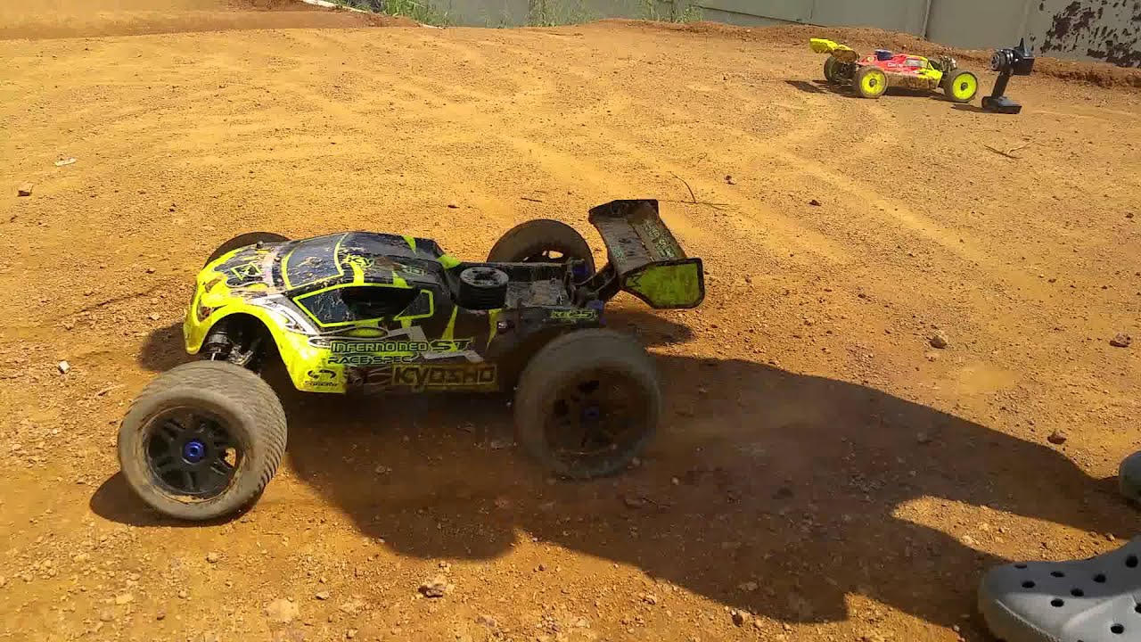 Kyosho Inferno Neo St 1/8 Truggy Jumps - YouTube