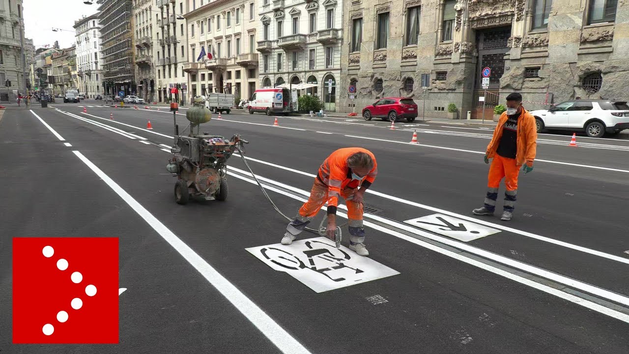 Milano, nuove piste ciclabili: al via i lavori in corso Venezia - YouTube