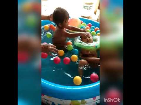Seru! Mandi bola sama adek embak duh lucunya tingkah mereka
