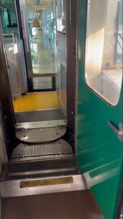 701&E721系運転席と連結部 701 & E721 series driver's seat and connecting part - YouTube