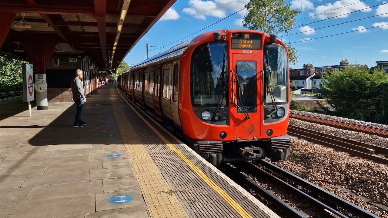 District Line S7 Stock Arriving & Departing Upminister Bridge Station ...