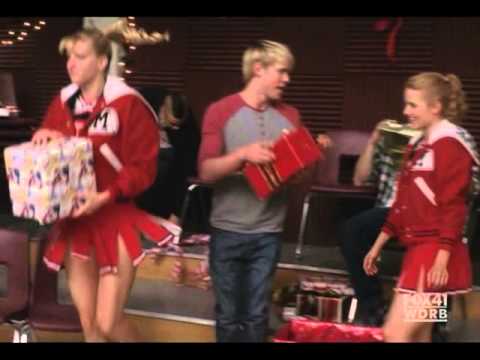 Glee - Santa Claus is Coming to Town - YouTube