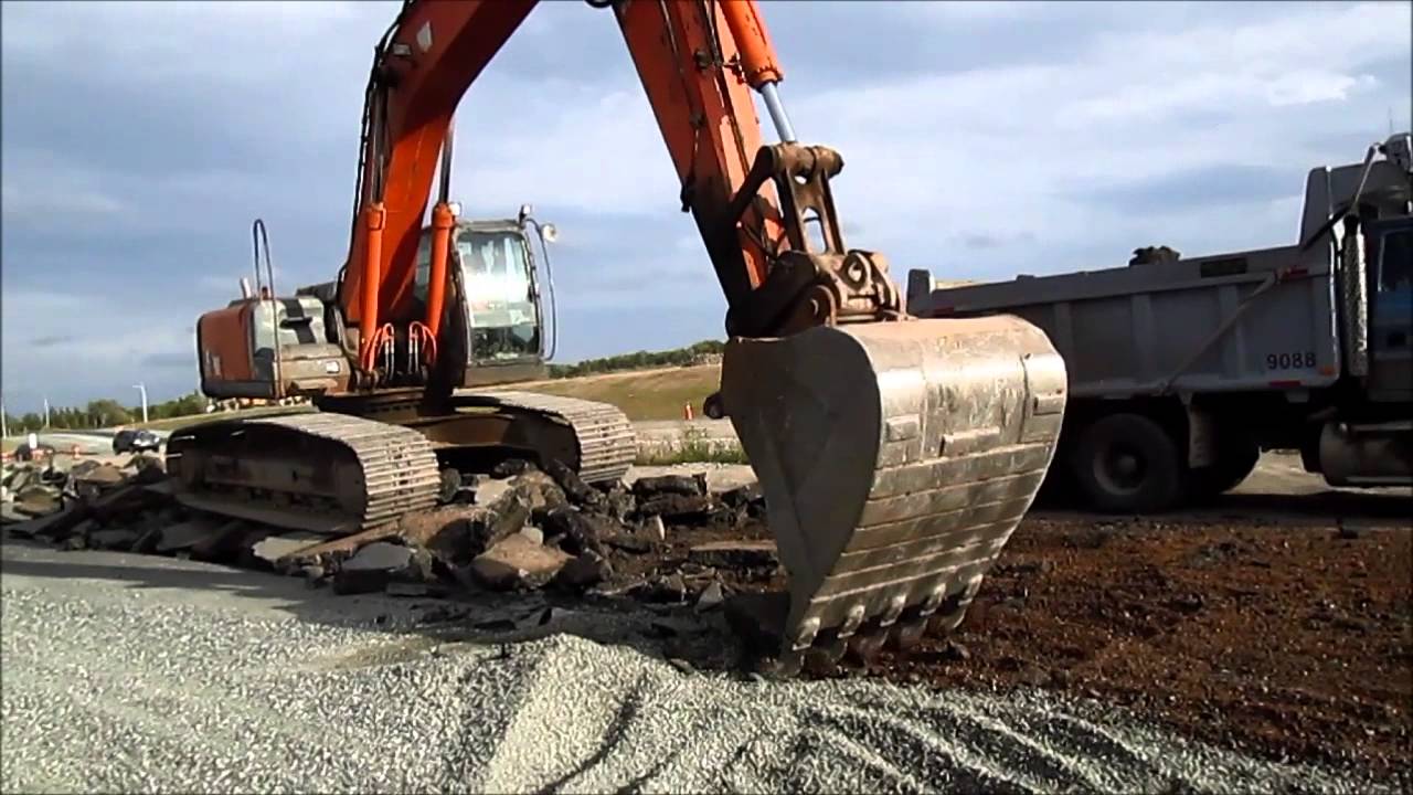 Hitachi 350LC Loading Trucks - YouTube