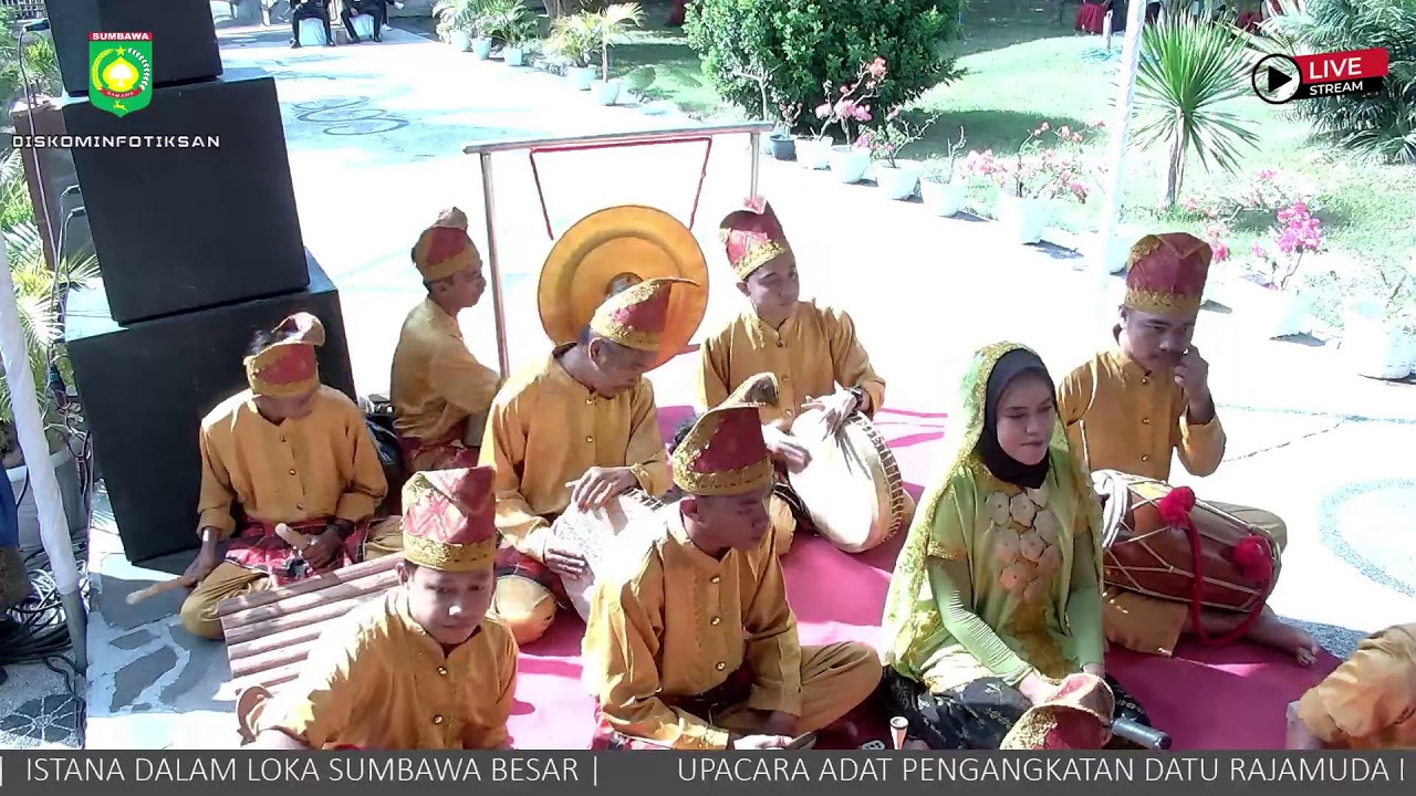 UPACARA ADAT PENGANGKATAN DATU RAJAMUDA KESULTANAN SUMBAWA - YouTube