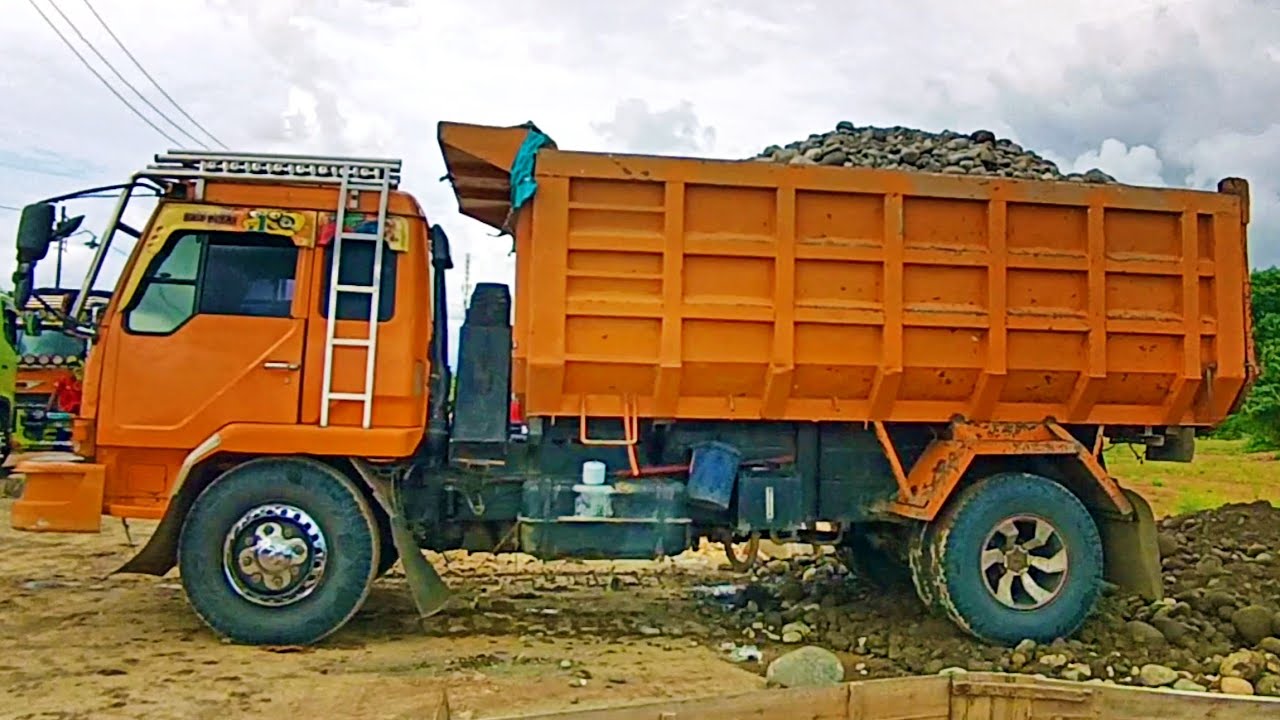 Dump Truk Jomplang Bak Jumbo Jomplang Muatan Sirtu Full Bak. - YouTube