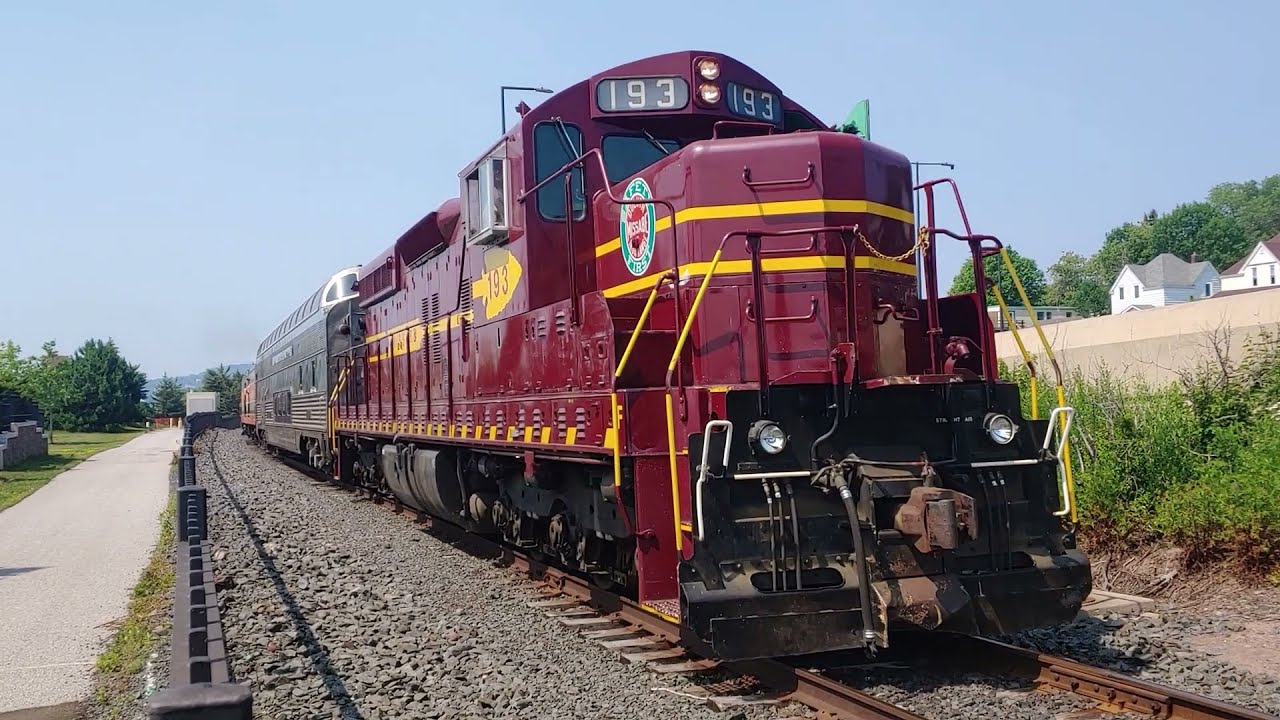 North Shore Scenic Railroad Excursion Trains - YouTube