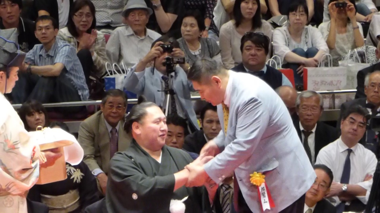 Kyokushuzan's cut , Danpatsu-shiki of Kyokutenho , Sumo '16 - YouTube