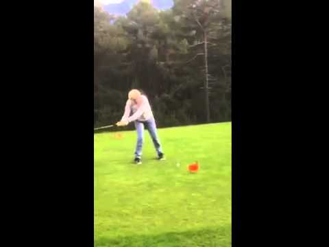 A very weird golf swing - YouTube