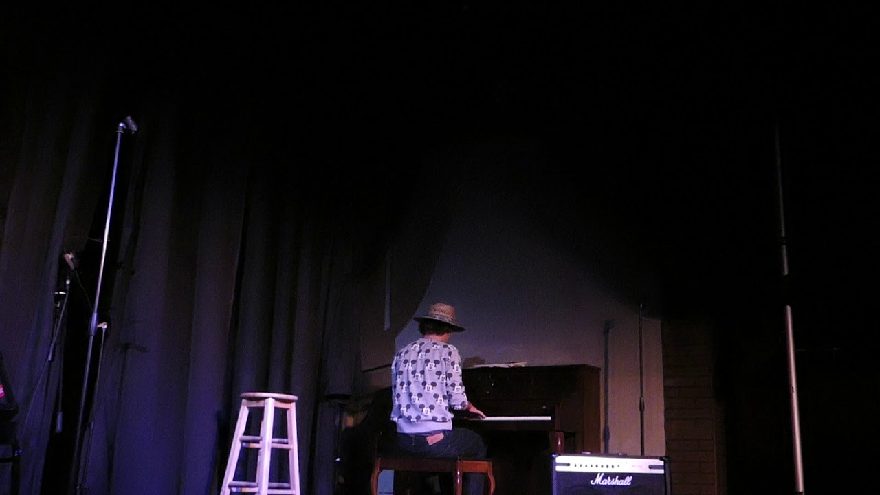 Dylan Wyld performing Circles @Camp Bar open mic Oct 28th 2019 - YouTube