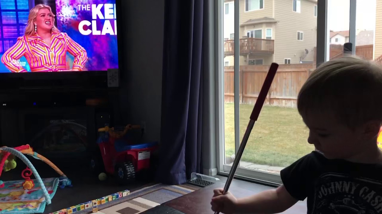 Dancing to the Kelly Clarkson Show - YouTube