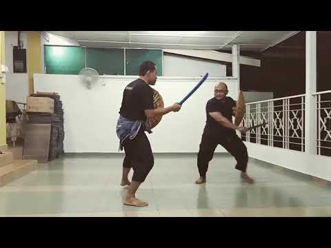 Silat Sekilat:Perisai Rotan (Rattan Shields) & Training Parang - YouTube