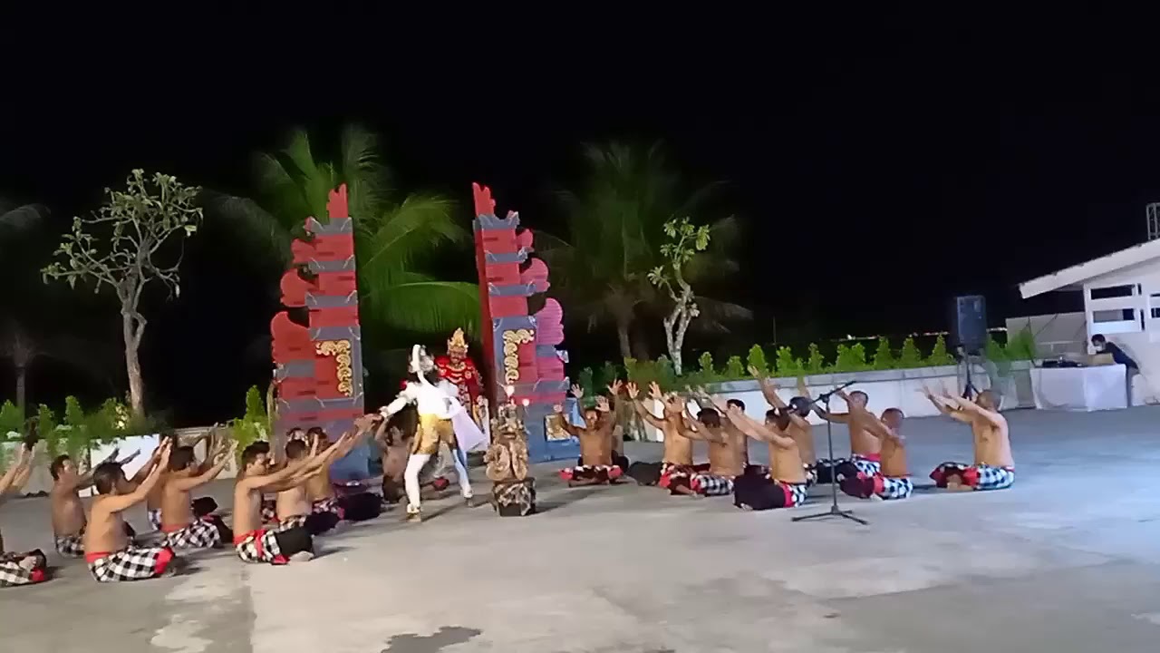 Tari kecak ( Pertarungan Hanoman & Rahwana ) - YouTube