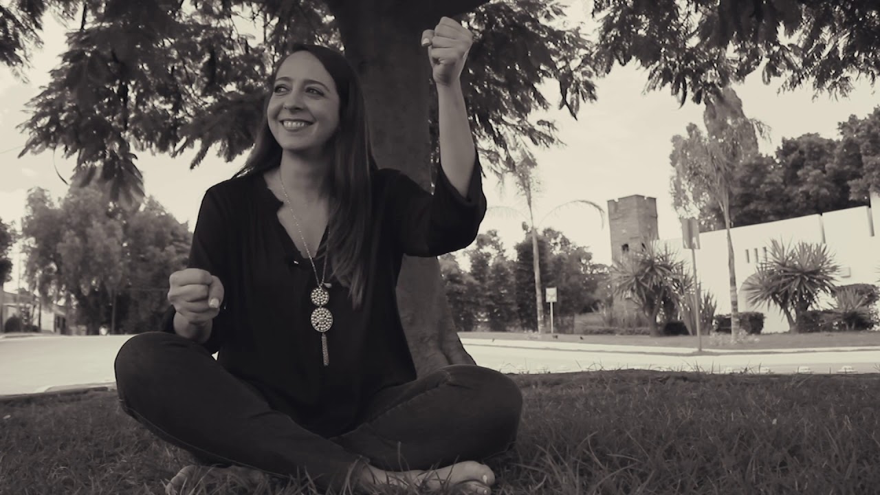 CÓMO DESPERTAR TEMPRANO Y NO MORIR EN EL INTENTO / Cristina Romo - YouTube