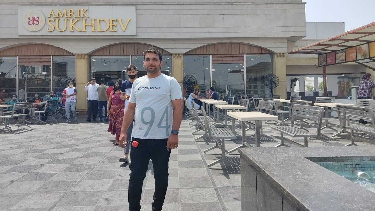 World famous परांठे of Amrik Sukhdev Dhaba, Murthal - YouTube