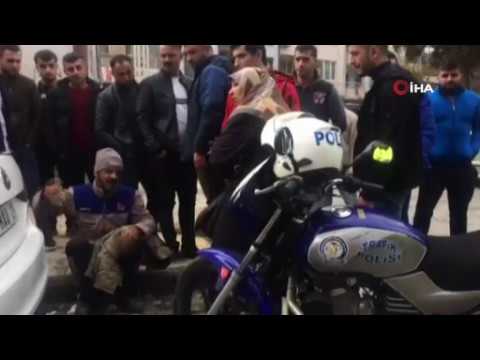 Polisin trafik cezasını karakolda kesmesine sinirlendi, yolda oturma eylemi yaptı!