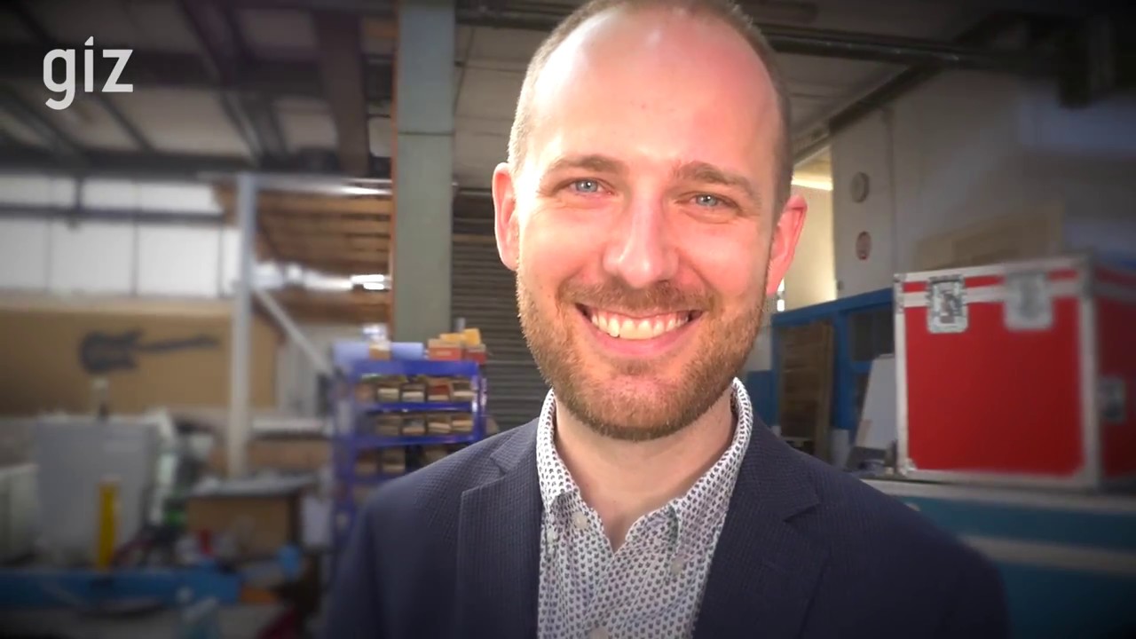 Interview with Michael Fernandez (AeroFarms) | GIZ tech2D - YouTube