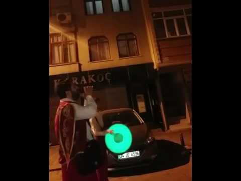 Sahurda İlahi okuyan Davulcu