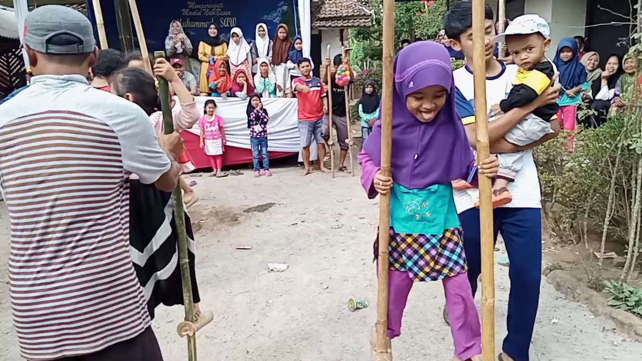 Aqeela main egrang #egrang #mainantradisional #bambu - YouTube