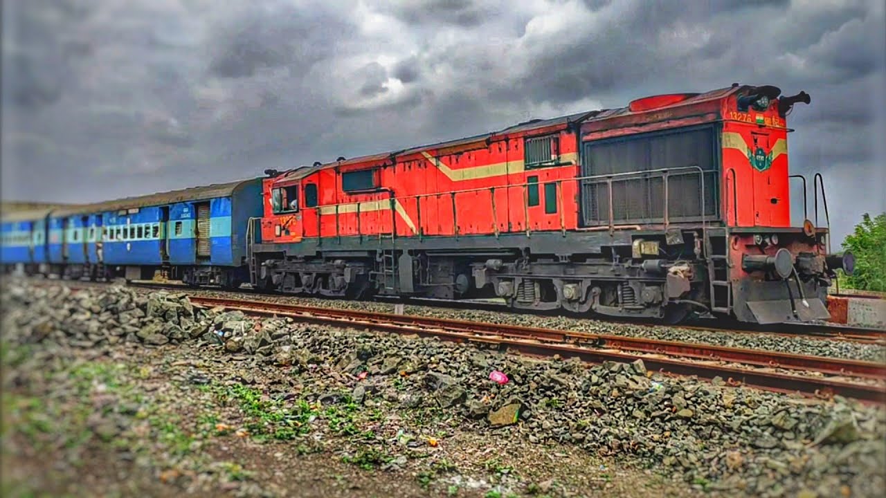 Pune-Veraval Express with VaTvA WDG 3A 13276 enters silently at ...