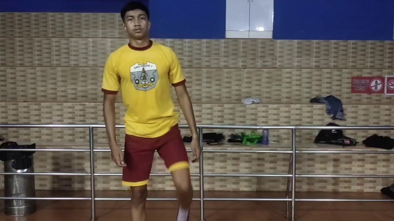 TUGAS PENJAS (SERVIS MENGGUNAKAN PEGANGAN FOREHAND DAN BACKHAND) IRHAM ...