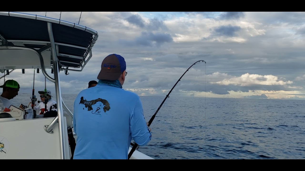 fighting tuna on popper in Panama - YouTube