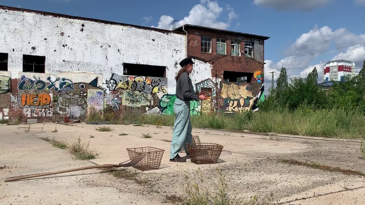 Bo-Phyllis Strube auf dem RAW-Gelände in der Rolle des Salzbauern - YouTube