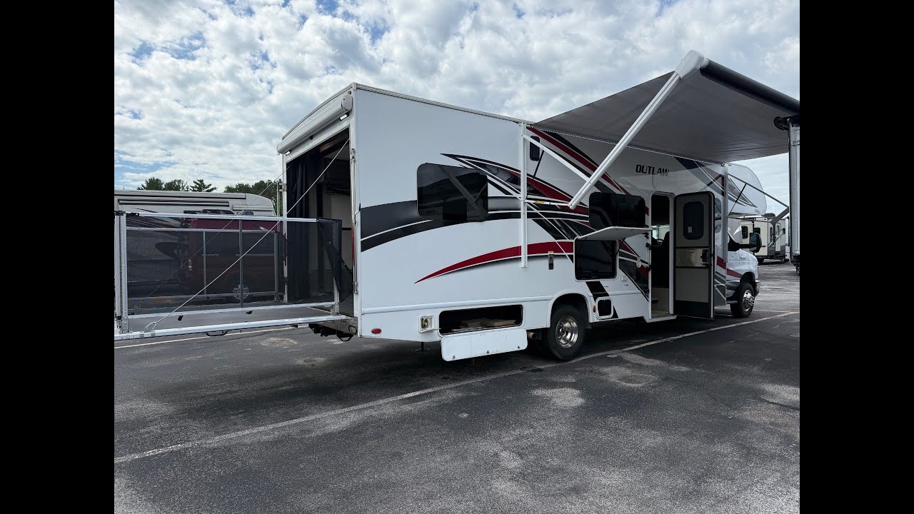 2021 Thor Outlaw 29J Toy Hauler Class C Motorhome only 28,000 Miles ...