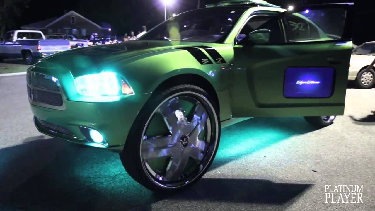 Donk with 32 inch rims and LCD displays on the doors - YouTube