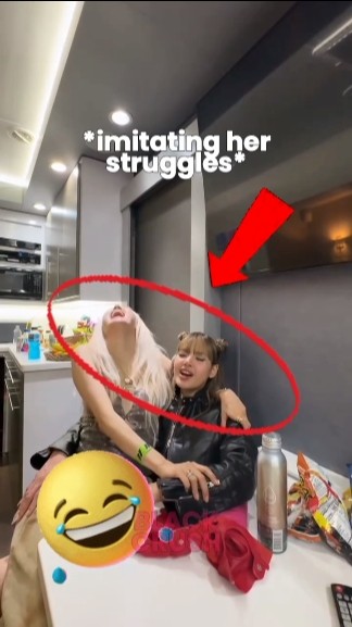Lisa really knows how to make rosè laugh🤣🤣🤯 - YouTube