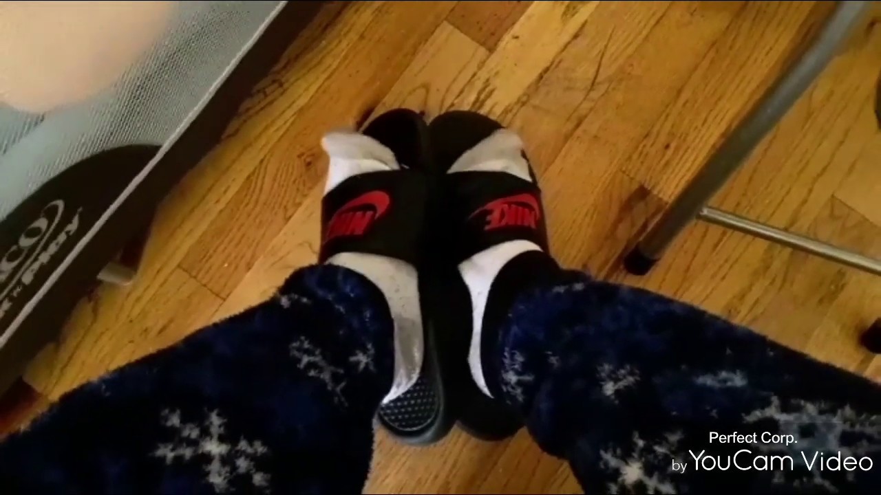 I play Fortnite with my feet (SNEAK PEEK) My *NEW* NIKE Shoes - YouTube