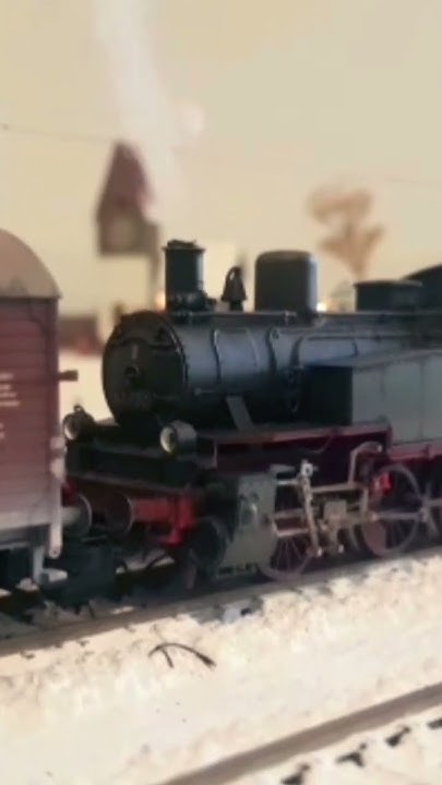 Dampflok Br94.1 verlässt Bahnhof mit Bauzug #diy #brawa #christmas #esu #modelleisenbahn # ...