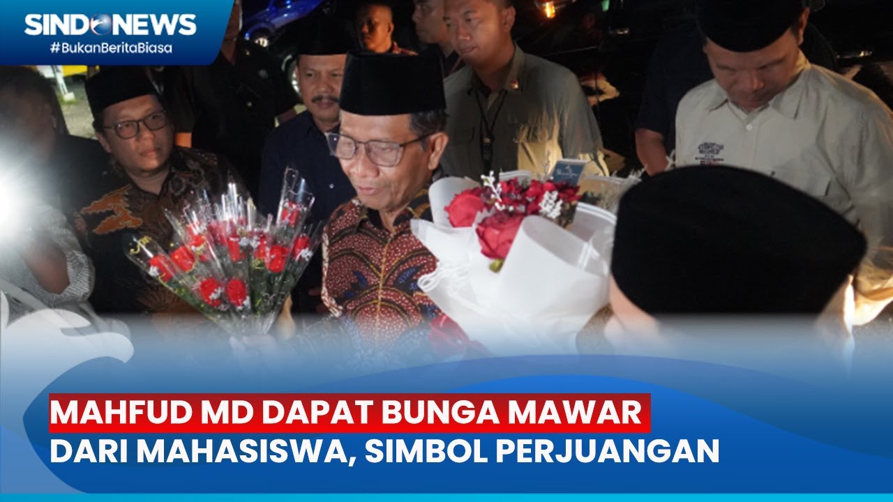Dialog dengan Mahasiswa di Padang, Mahfud Dapat Bunga Mawar sebagai ...