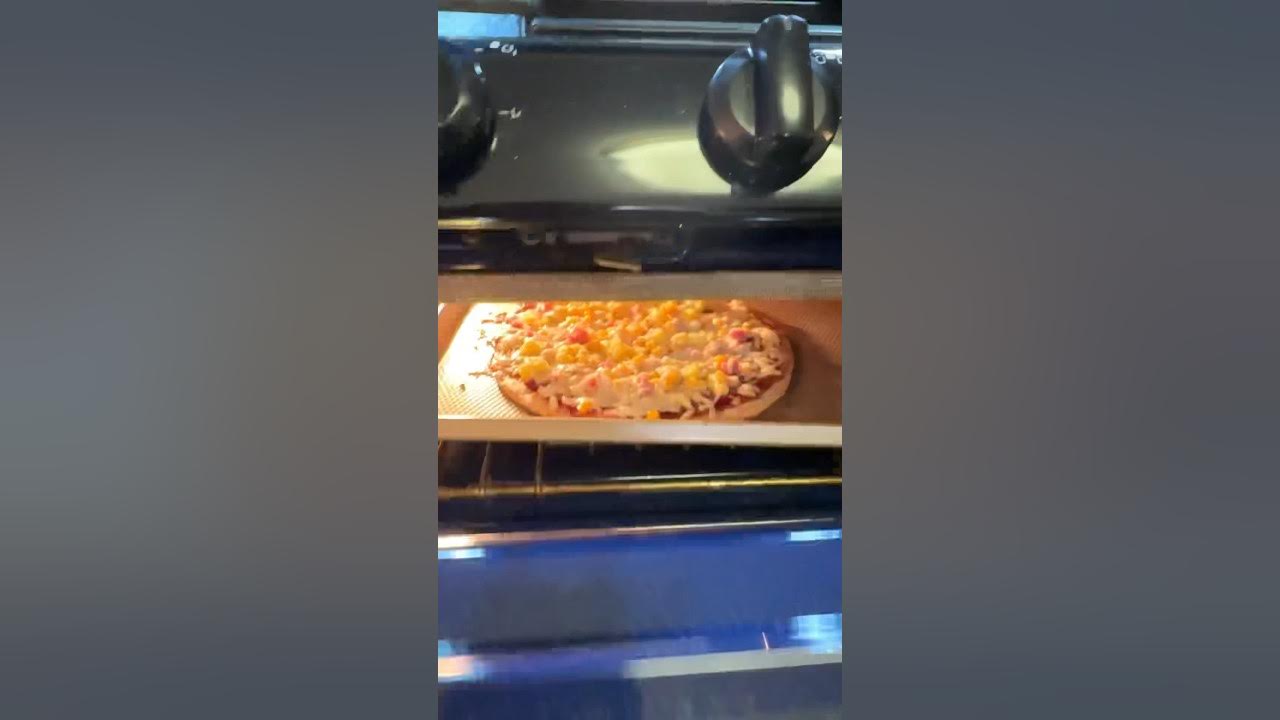 Making Hawaiian pizza - YouTube