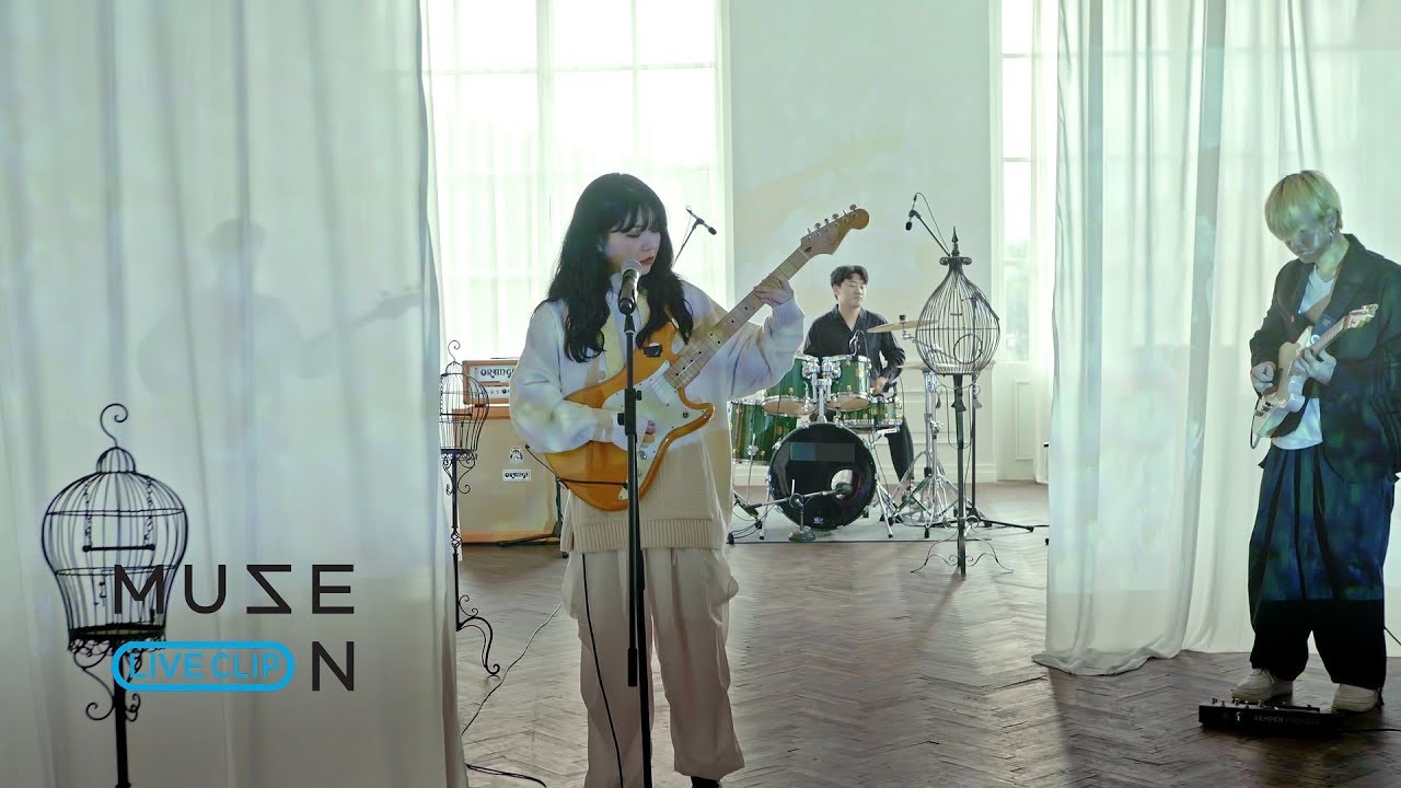 [뮤즈온 라이브클립] OurR(아월) - 내일도 우린 아마 쓸쓸할거야 - YouTube