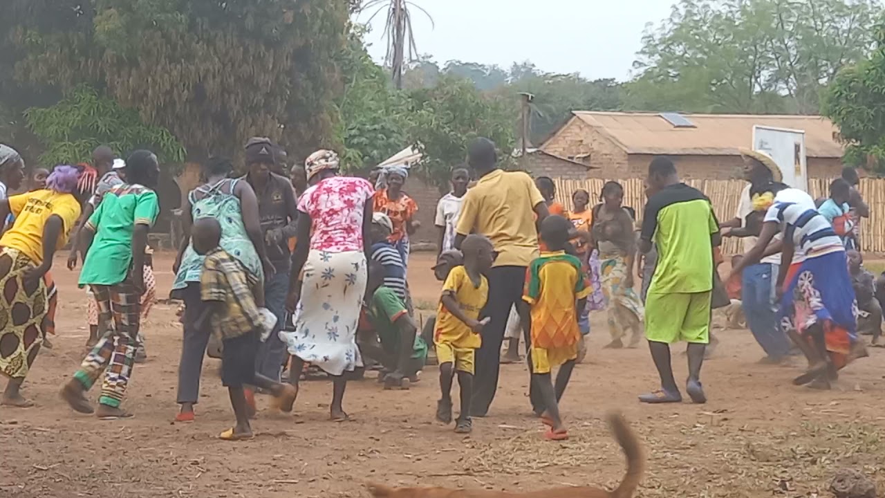 Danse Zandé. - YouTube