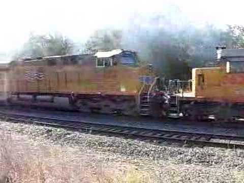 UP 5402 loaded autoracks south - YouTube