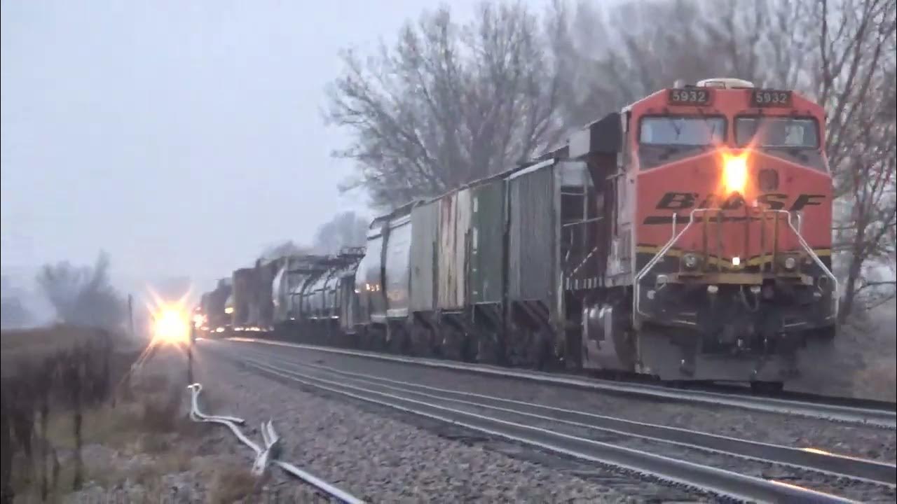 BNSF Mixed Freight Train Meets BNSF Sand Train in Elmer, Missouri 11/19/23 - YouTube