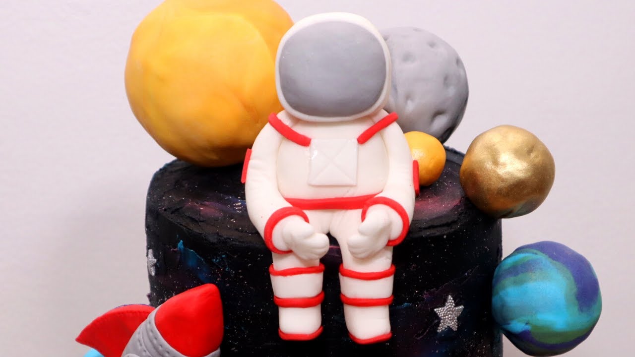 Astronaut cake topper video tutorial - YouTube
