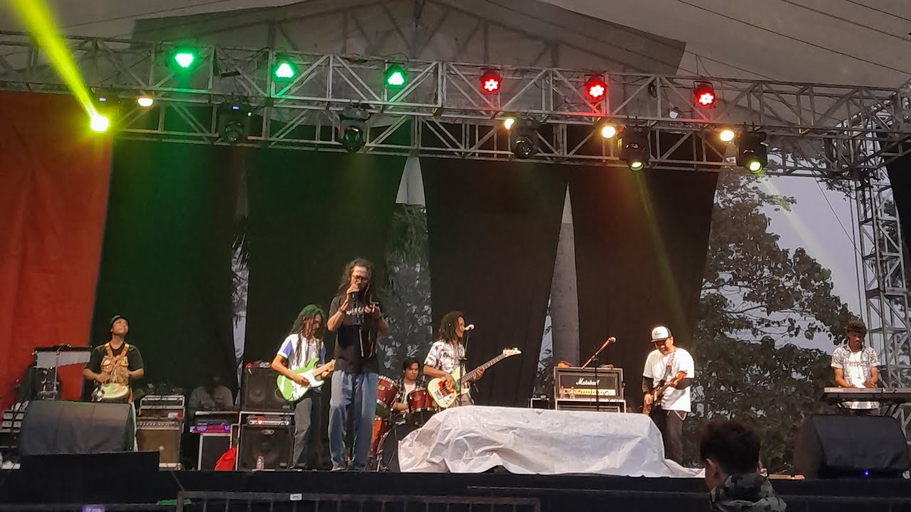 tersenyum lagi- papsblo cover steven and coconut trees live at garage ...