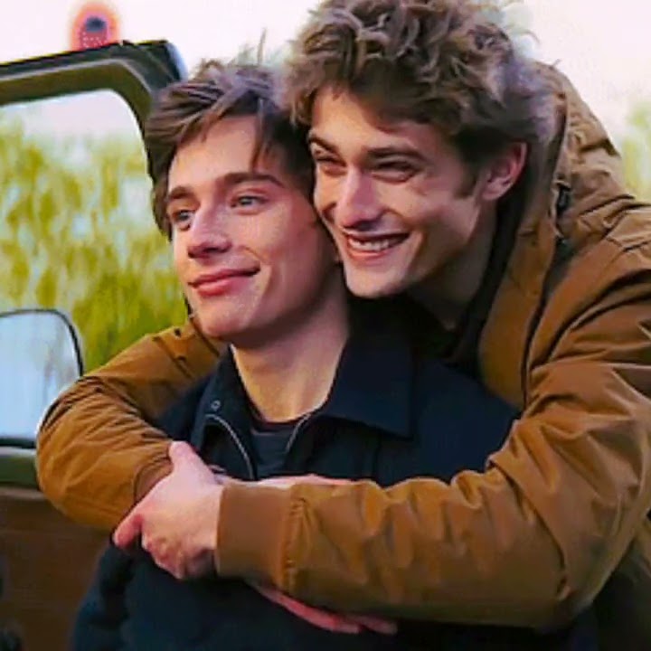 Lucas and Elliot - young and beautiful - YouTube