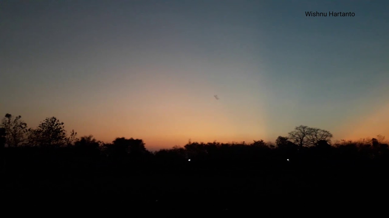 " Langit terbelah" atau Crepuscular Ray terlihat dari desa Mlawat ...