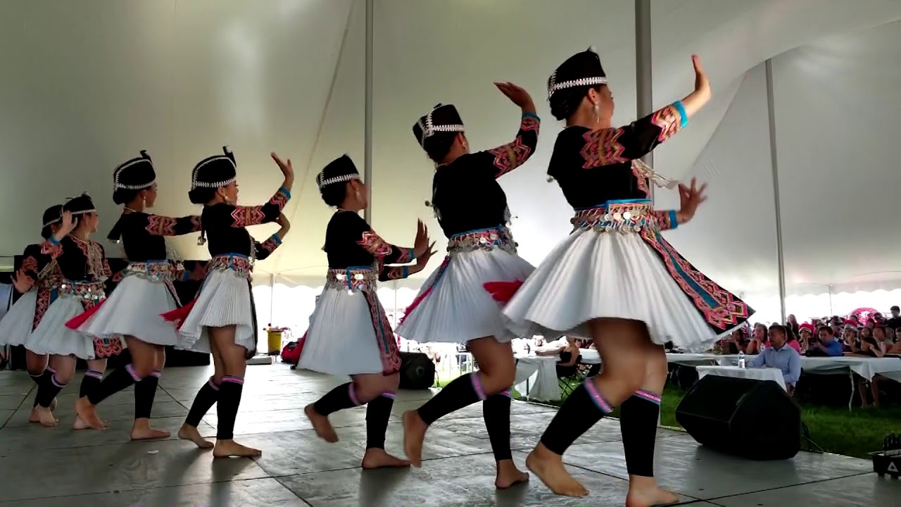 Hmong Girls Dance At The Tournament Oshkosh. - YouTube