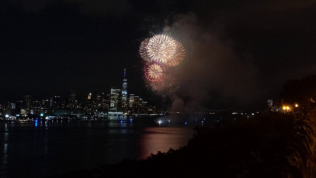 The Hudson River portion of the 2020 Macy's fireworks display(1) in 4K ...