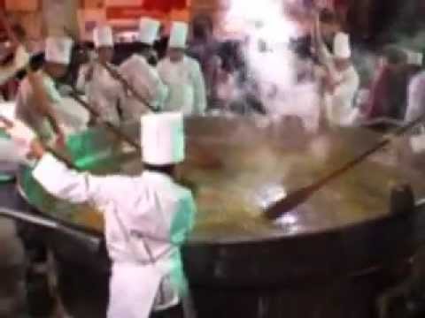 Tours-TV.com: World's largest cooking pot at Birgufest - YouTube
