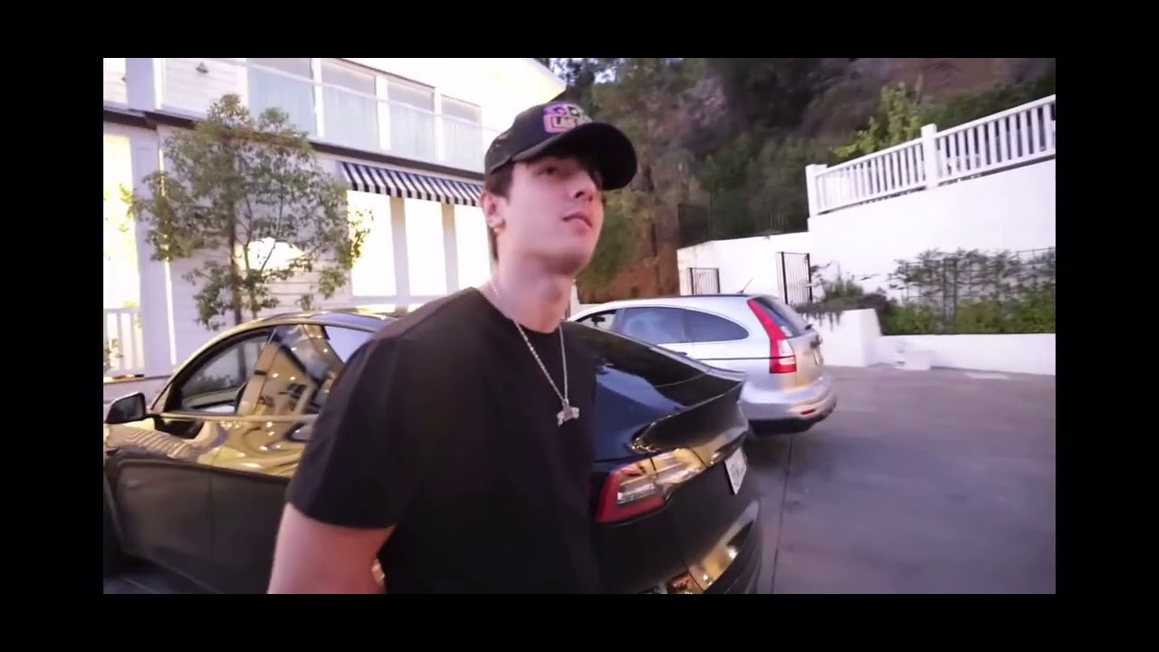 Bryce hall gifts $100,000 chain to Addison rae 😱 - YouTube